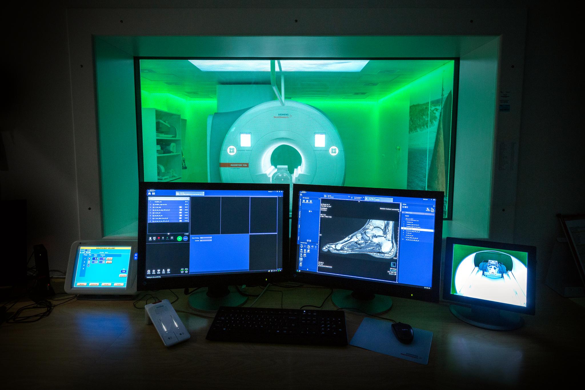 Laborant én patiënt profiteren van nieuwe MRI-aanwinsten bij medisch ...