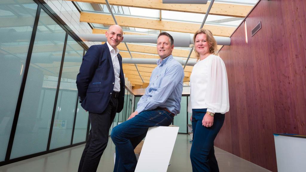 Effective hands vinden beautiful eyes in MURAB-project Siemens ...