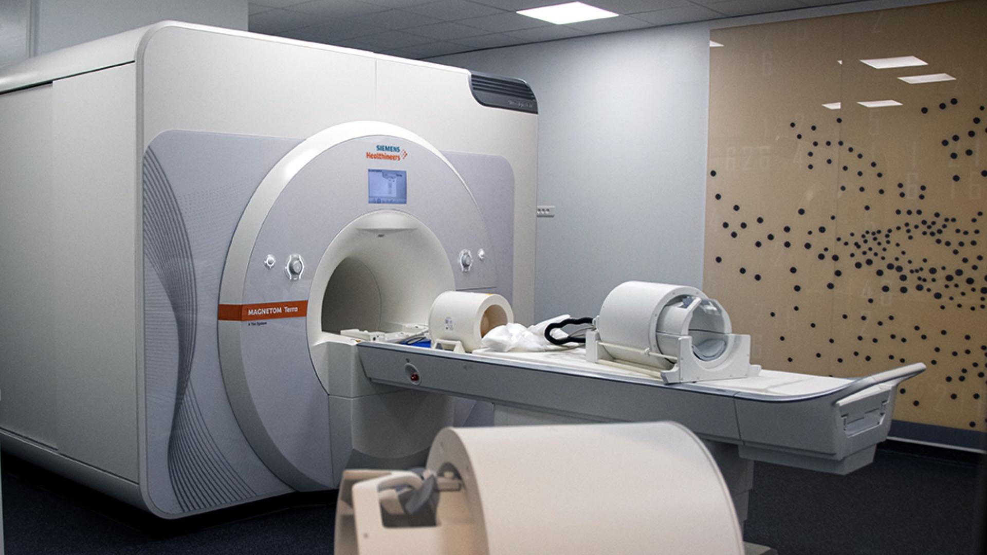 Le CHU de Poitiers s’équipe du premier IRM 7T clinique - Siemens ...